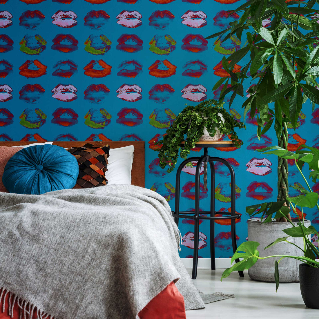 Neon Kiss Wallpaper by MIND THE GAP – Vertigo Home